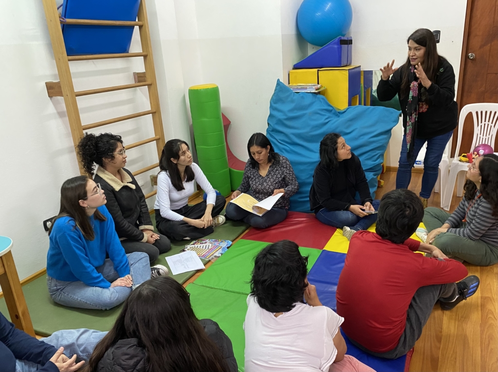 Jugando me comunico y aprendo. Talleres para promover la atención ...
