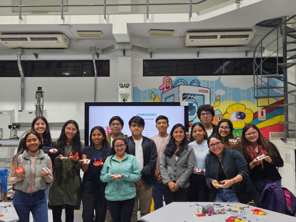 Visitamos el FabCore PUCP y aplicamos principios de robótica educativa ...